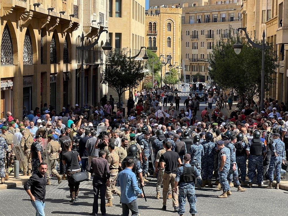العسكريون المتقاعدون يحاولون الدخول إلى مجلس النواب بالقوّة Beirut 24
